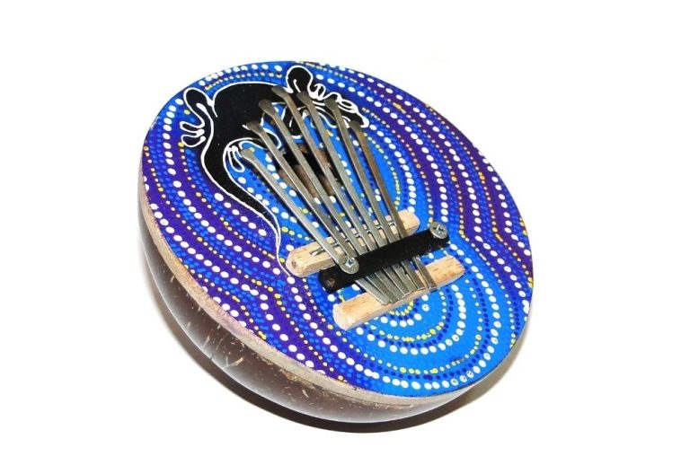 Pengertian Alat Musik Kalimba Serta Sejarah, Fungsi, Dan Cara Bermain ...