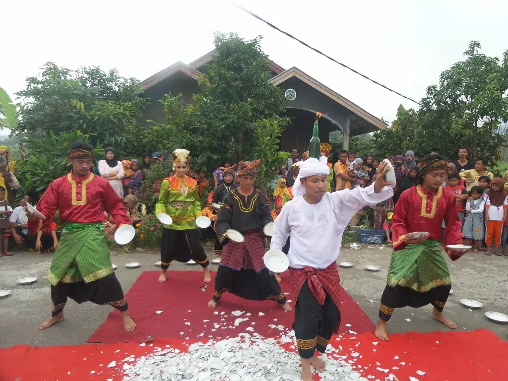 Pengertian Seni Tari Piring Serta, Sejarah, Fungsi, Keunikan, Dan ...